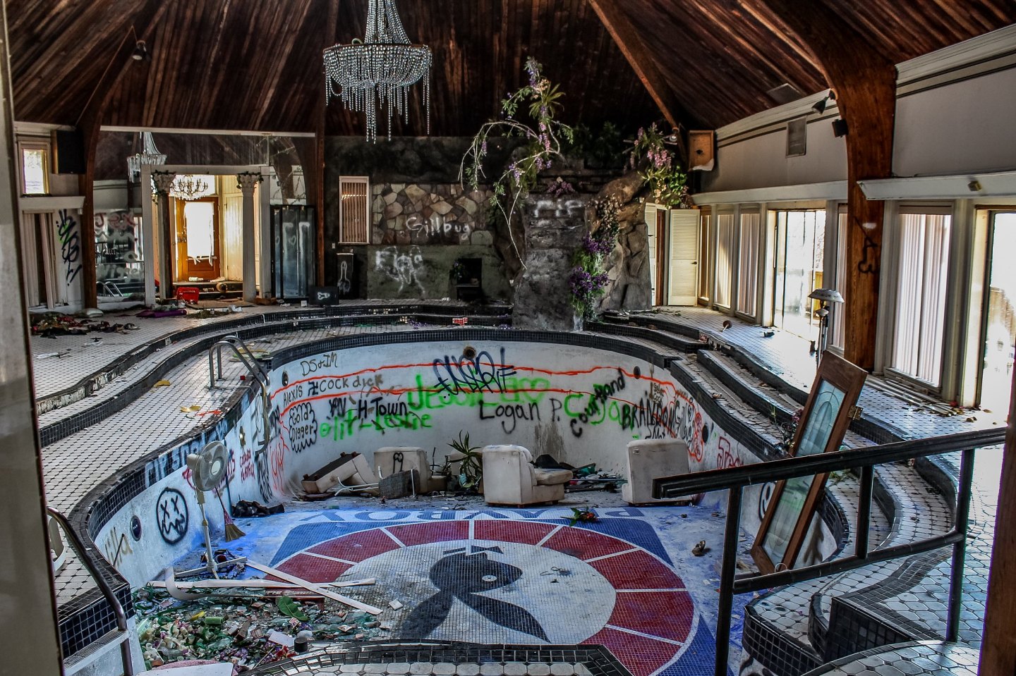 Swingers Tiki Palace – Abandoned Southeast