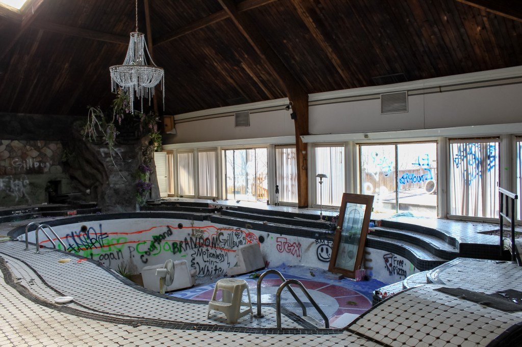 Swingers Tiki Palace – Abandoned Southeast