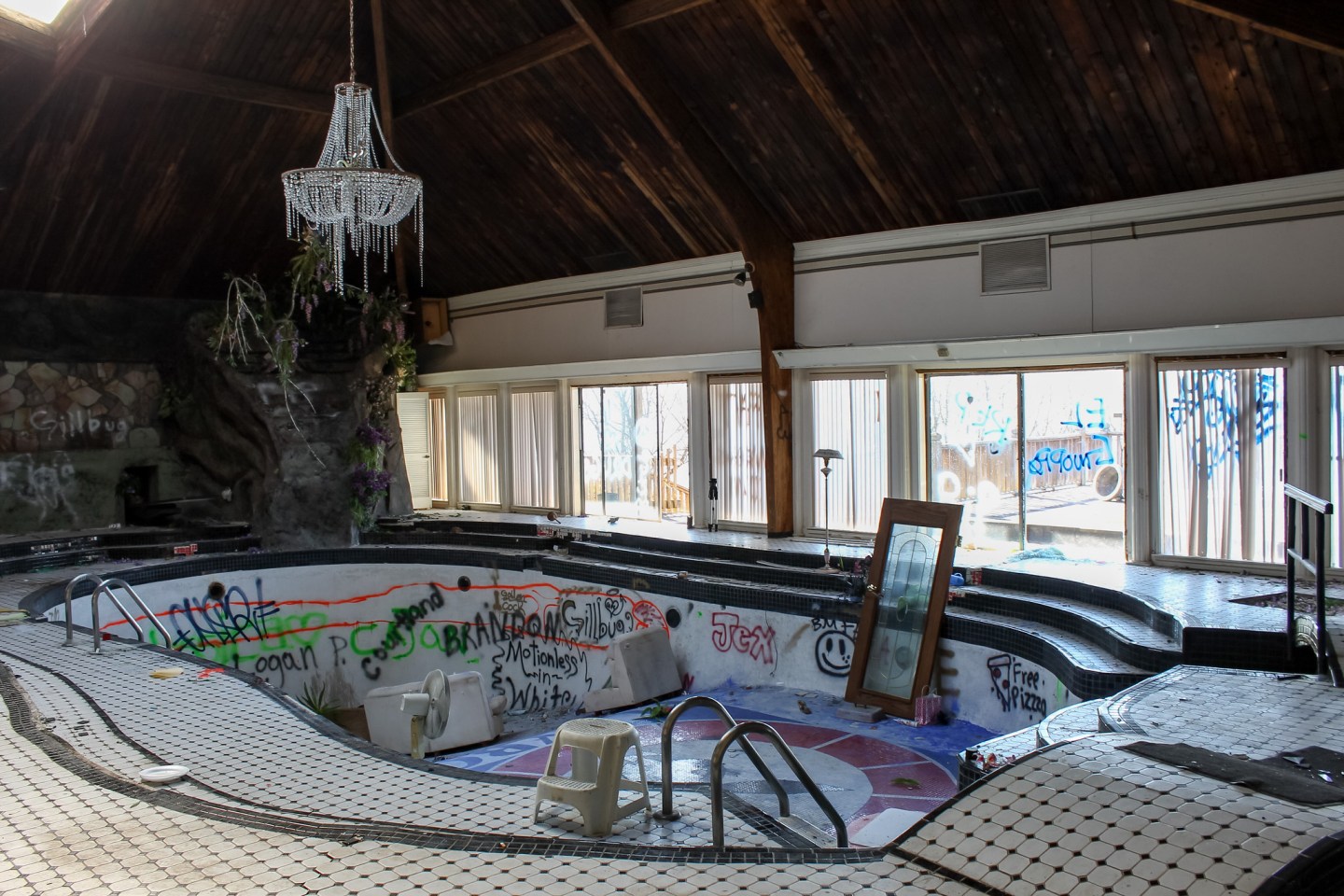 Swingers Tiki Palace – Abandoned Southeast